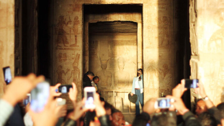 Ramesses II statue is illuminated by the Sun • CuriouStuff